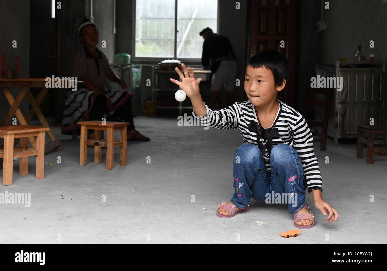 (200817) -- NANDAN, Aug. 17, 2020 (Xinhua) -- Li Fengxue, granddaughter ...