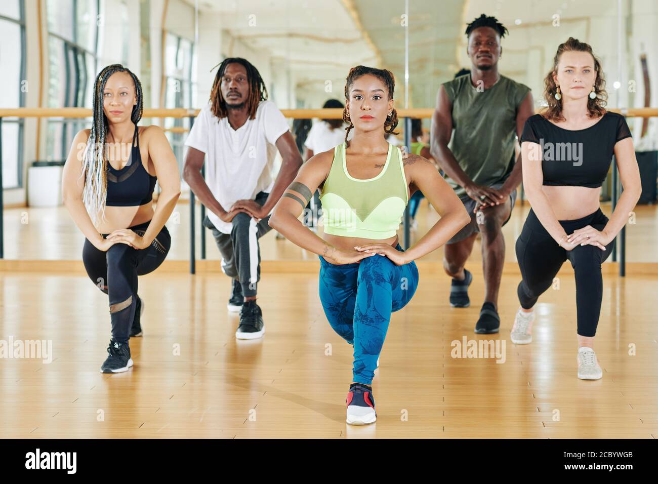 Fit people doing lunges Stock Photo - Alamy