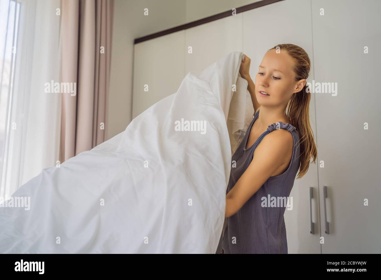 Hotel maid changing sheets hi-res stock photography and images - Alamy