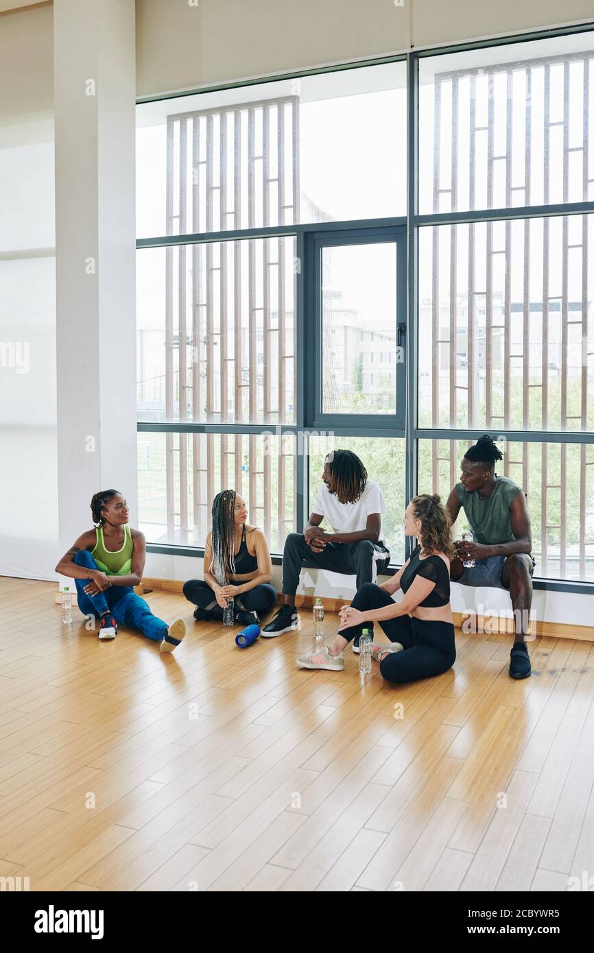 Women talking concert hi-res stock photography and images - Alamy