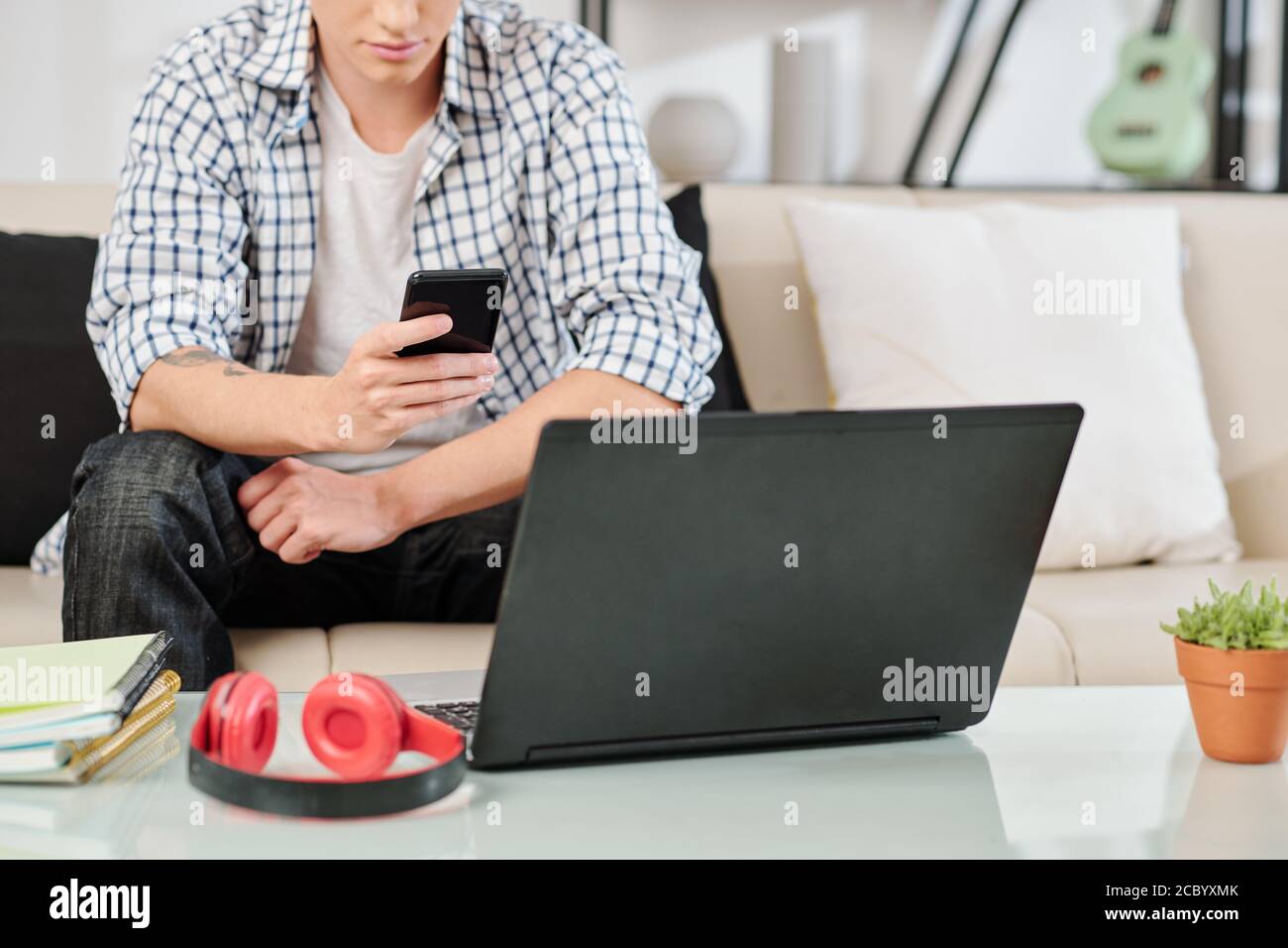 Teenager at computer messaging hi-res stock photography and images - Alamy