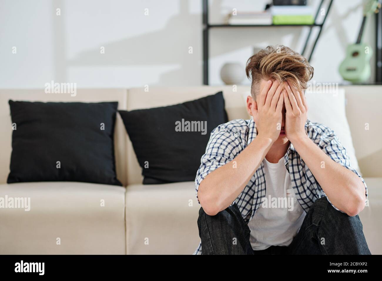 Crying frustrated teenage boy Stock Photo - Alamy