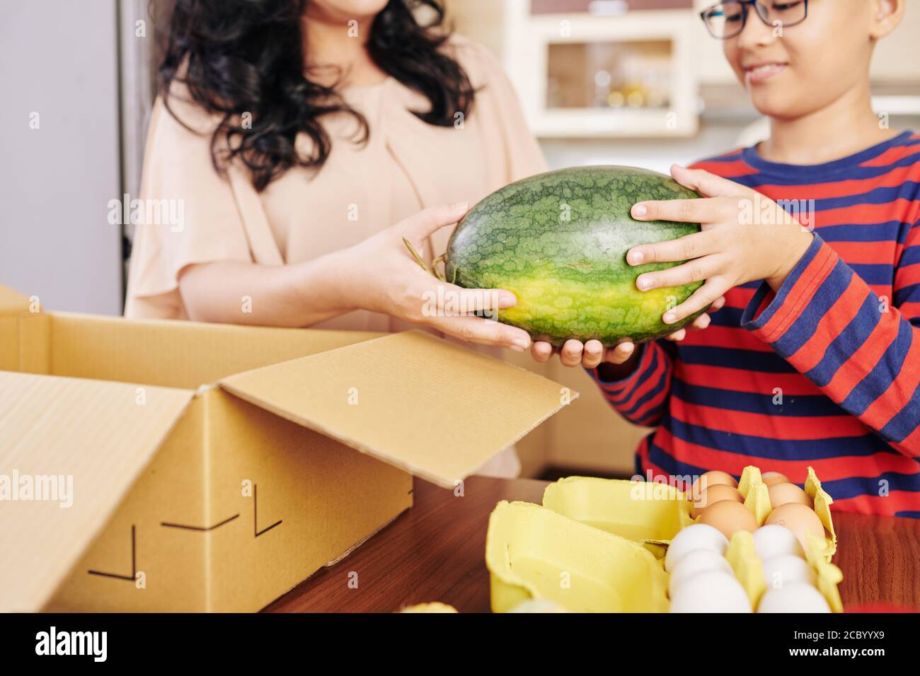 Family unpacking food Stock Photo - Alamy