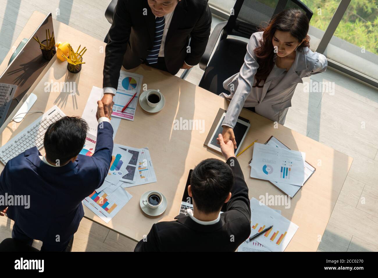 Business handshake diversity hi-res stock photography and images - Alamy