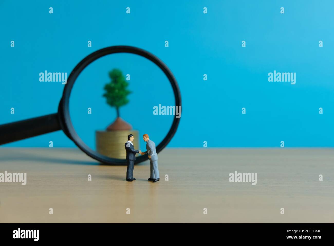 Miniature people concept - business agreement to make investment Stock ...