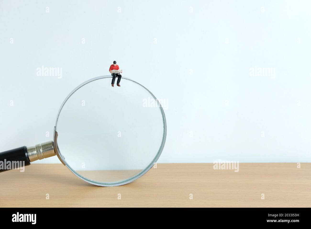 Elderly man glasses reading book hi-res stock photography and images ...