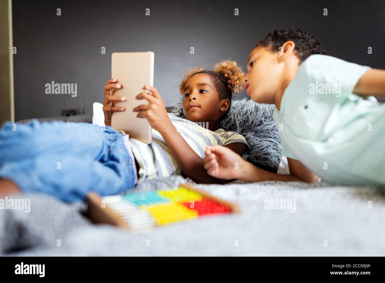 Children using technology hi-res stock photography and images - Alamy