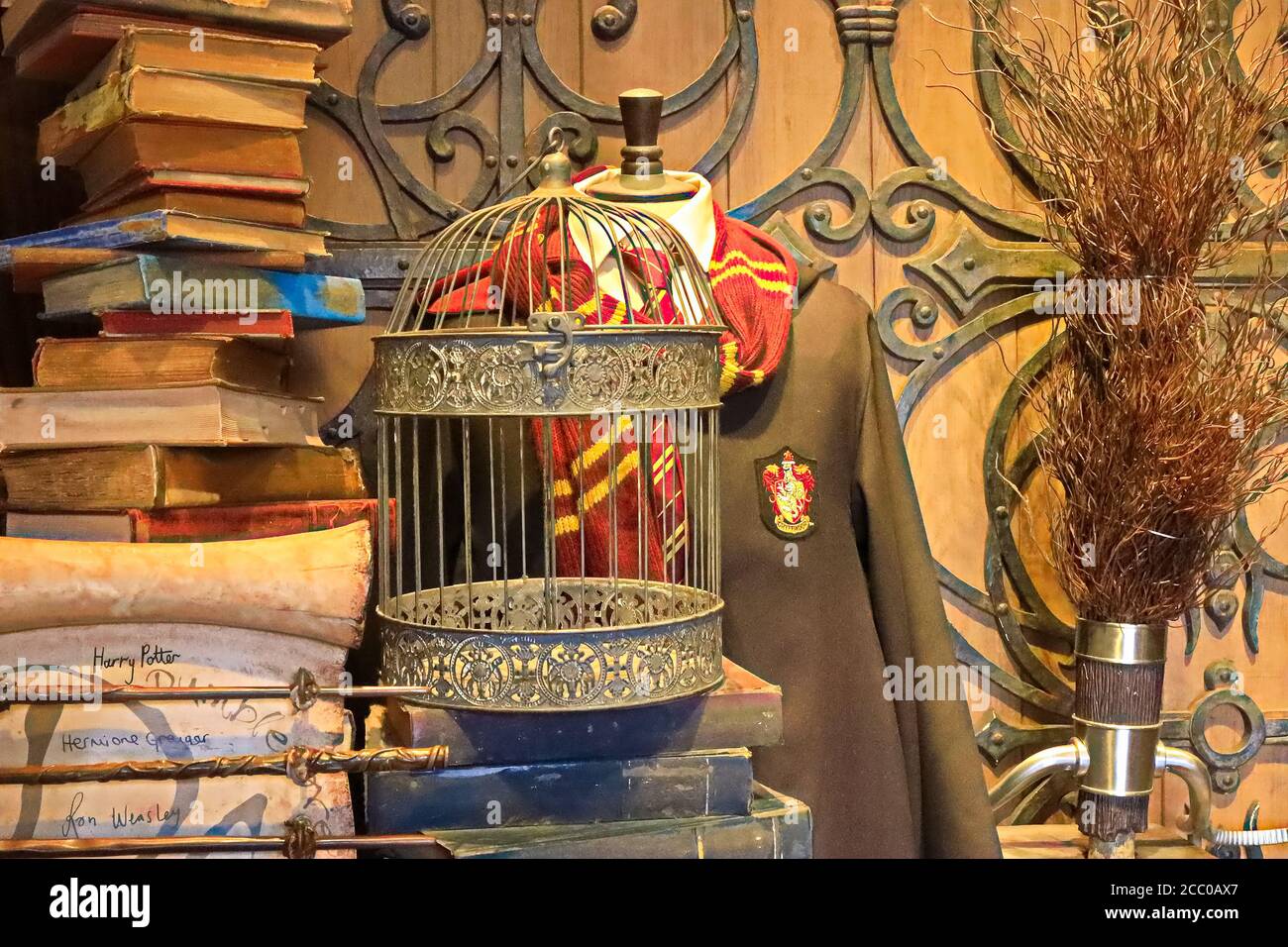 Exhibits of Raikan appearing in Attack on Titan / Shingeki no kyojin ...