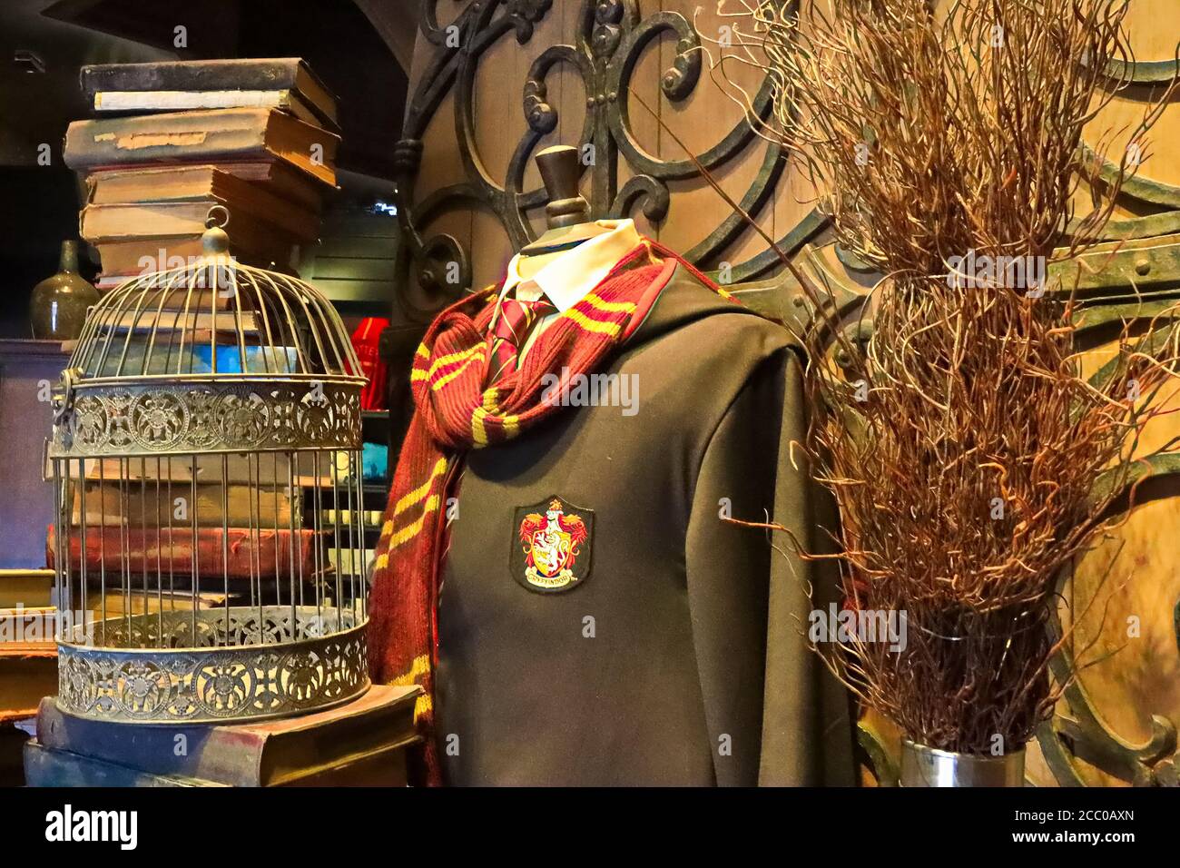 Exhibits of Raikan appearing in Attack on Titan / Shingeki no kyojin ...