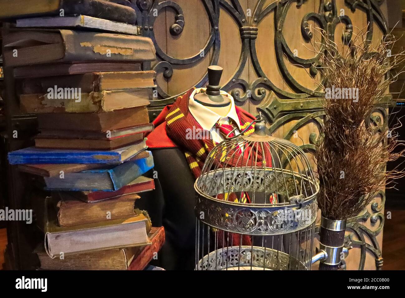 Exhibits of Raikan appearing in Attack on Titan / Shingeki no kyojin ...