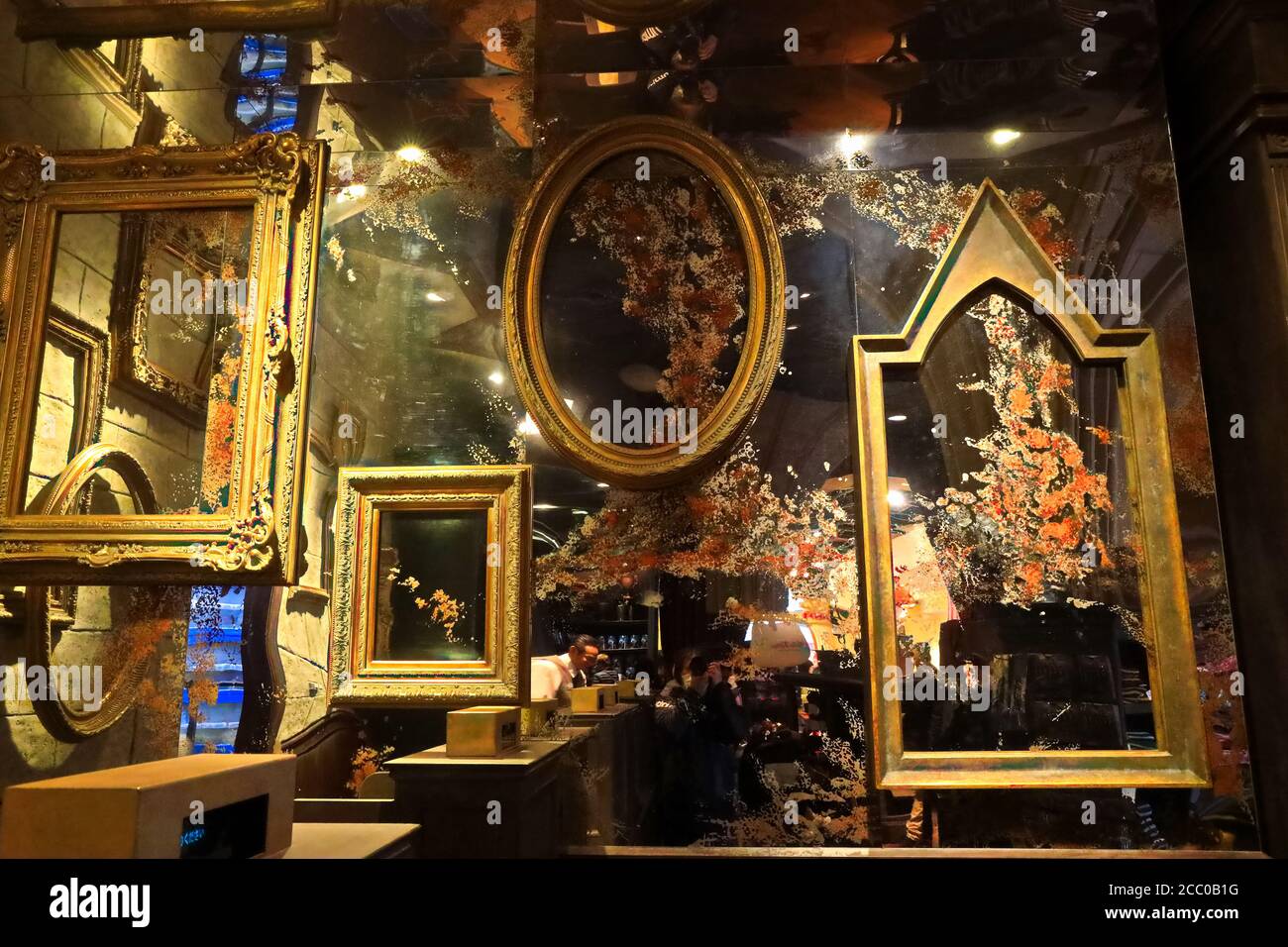 Exhibits of Raikan appearing in Attack on Titan / Shingeki no kyojin ...