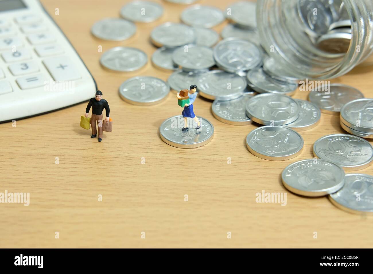 monthly expenditure, women and men spend savings to shop. Miniature ...