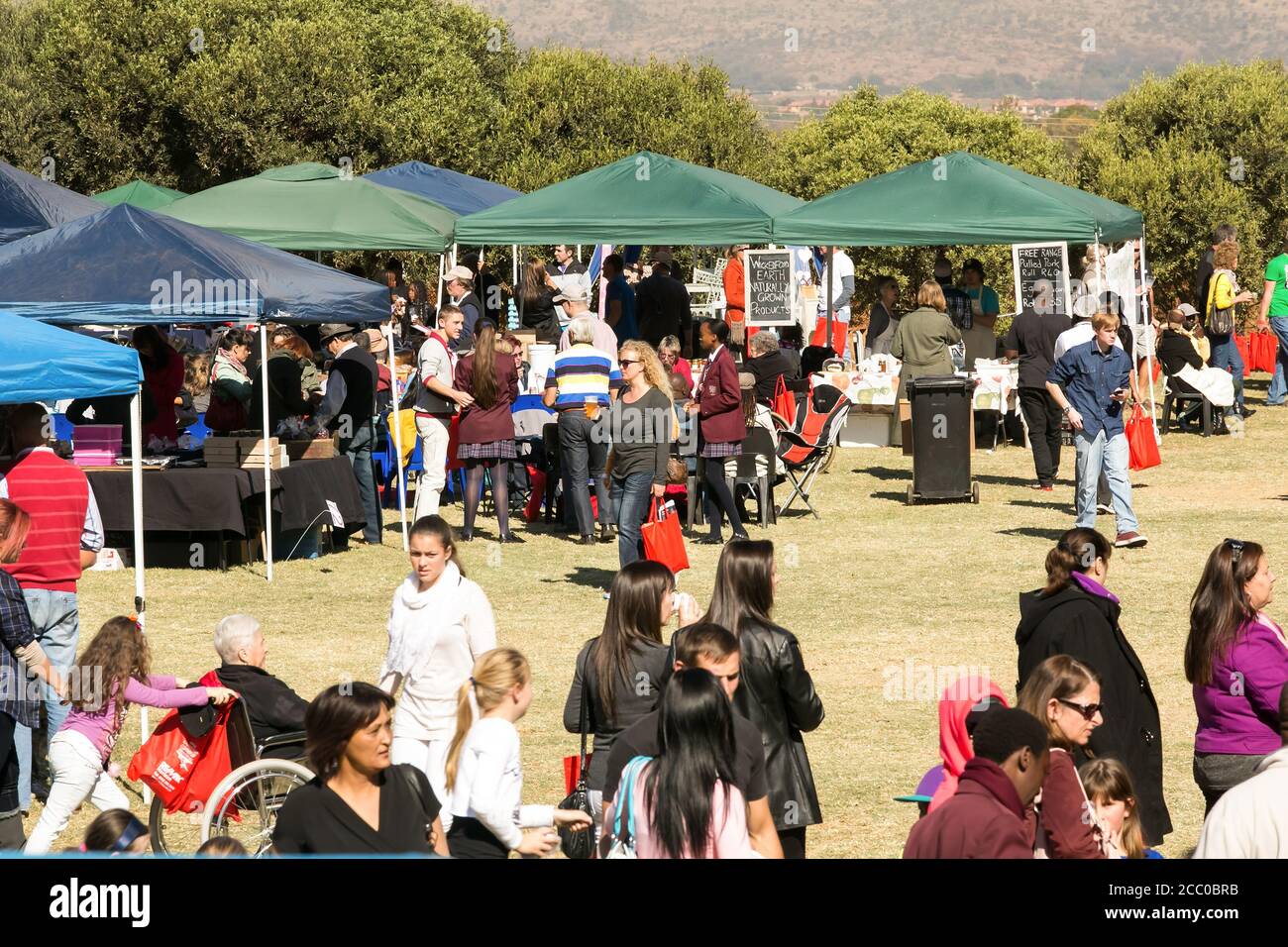 Market crowd johannesburg south africa hi-res stock photography and ...
