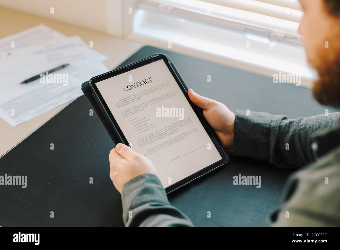Executive showing contract template on tablet Stock Photo - Alamy