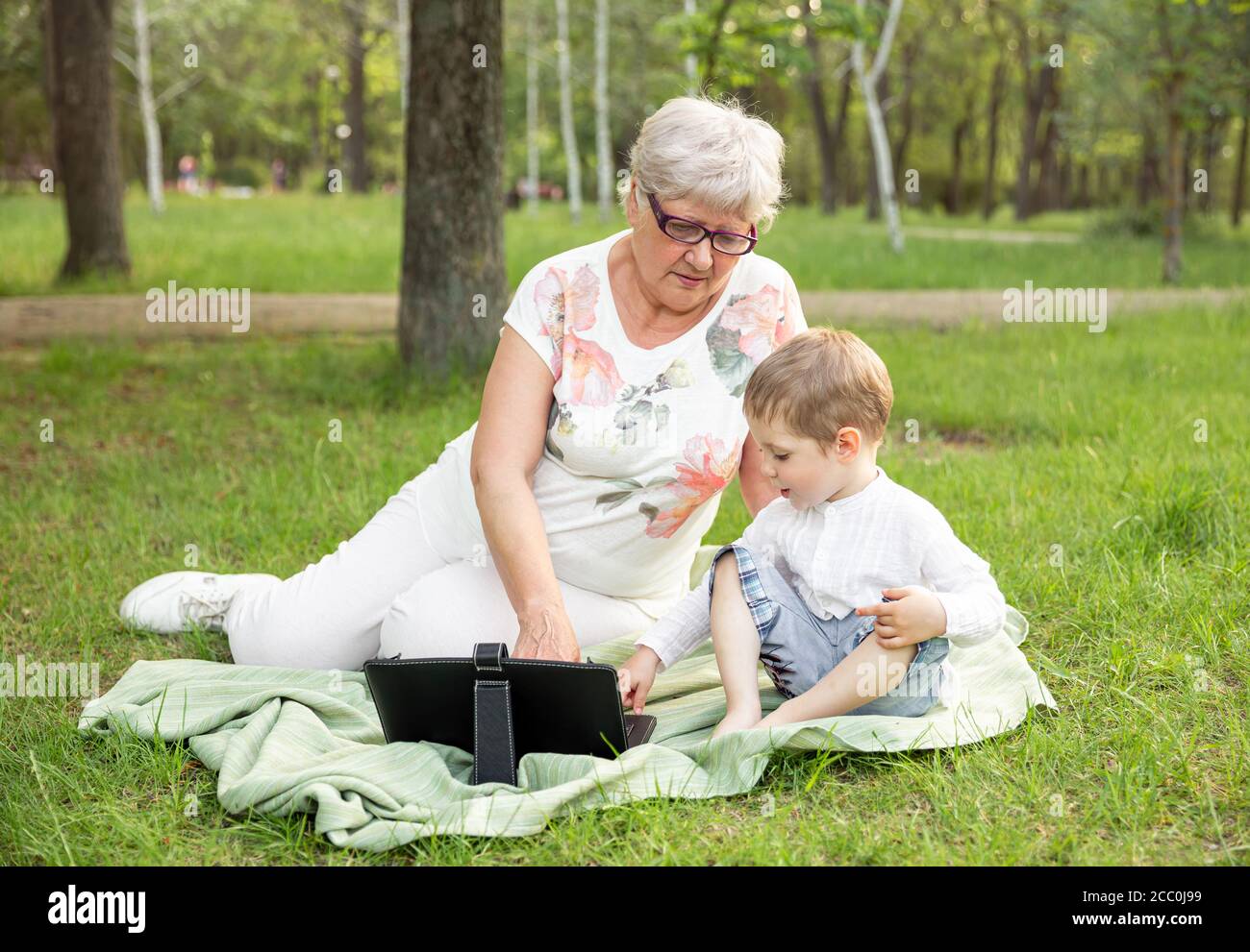 Grandma child laptop screen hi-res stock photography and images - Alamy