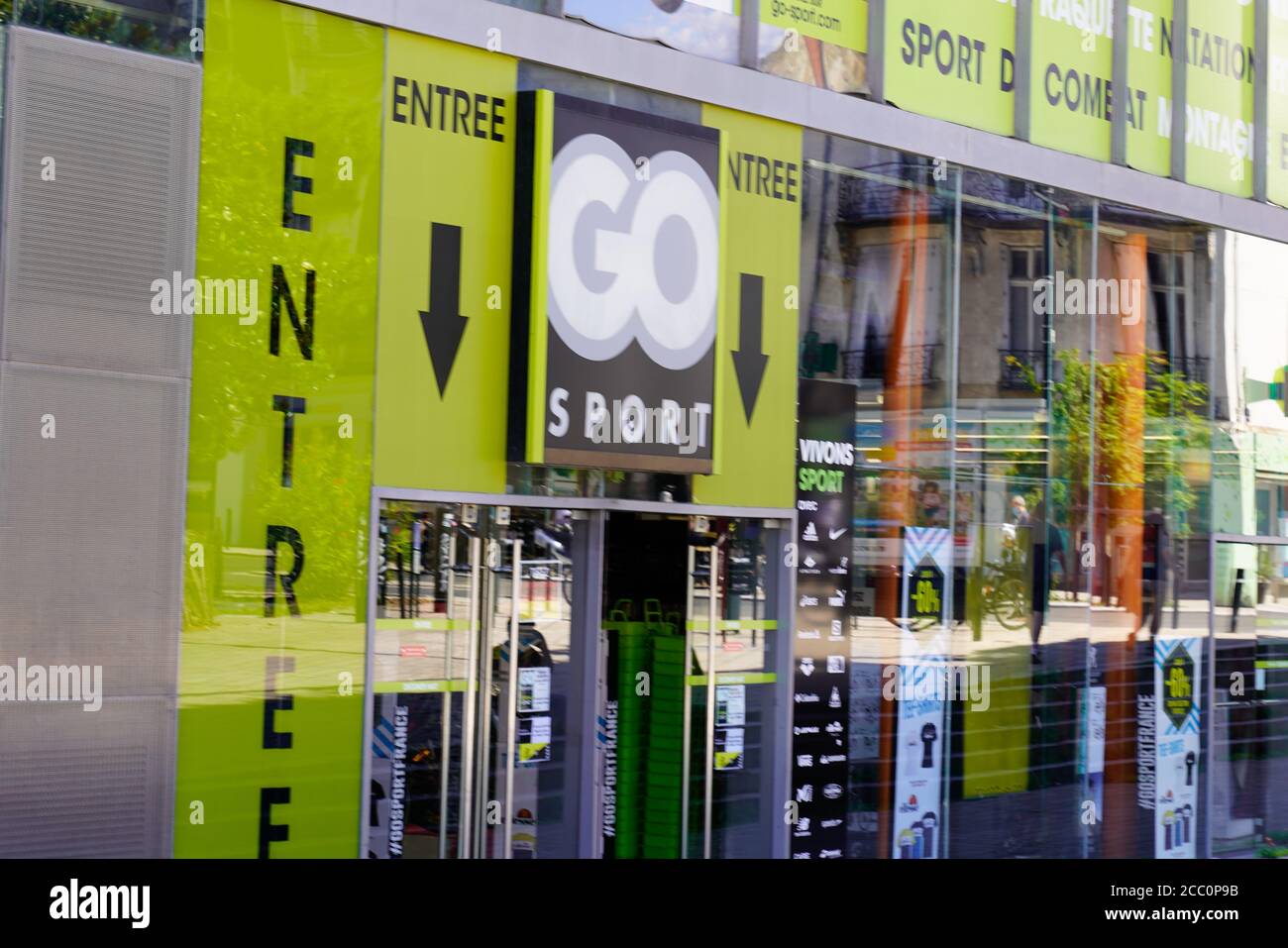 Bordeaux , Aquitaine / France - 08 10 2020 : Go Sport sign logo on ...