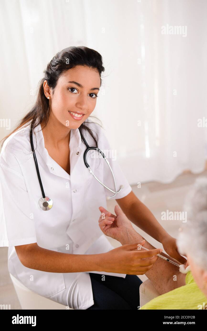 Nurse giving injection hi-res stock photography and images - Alamy