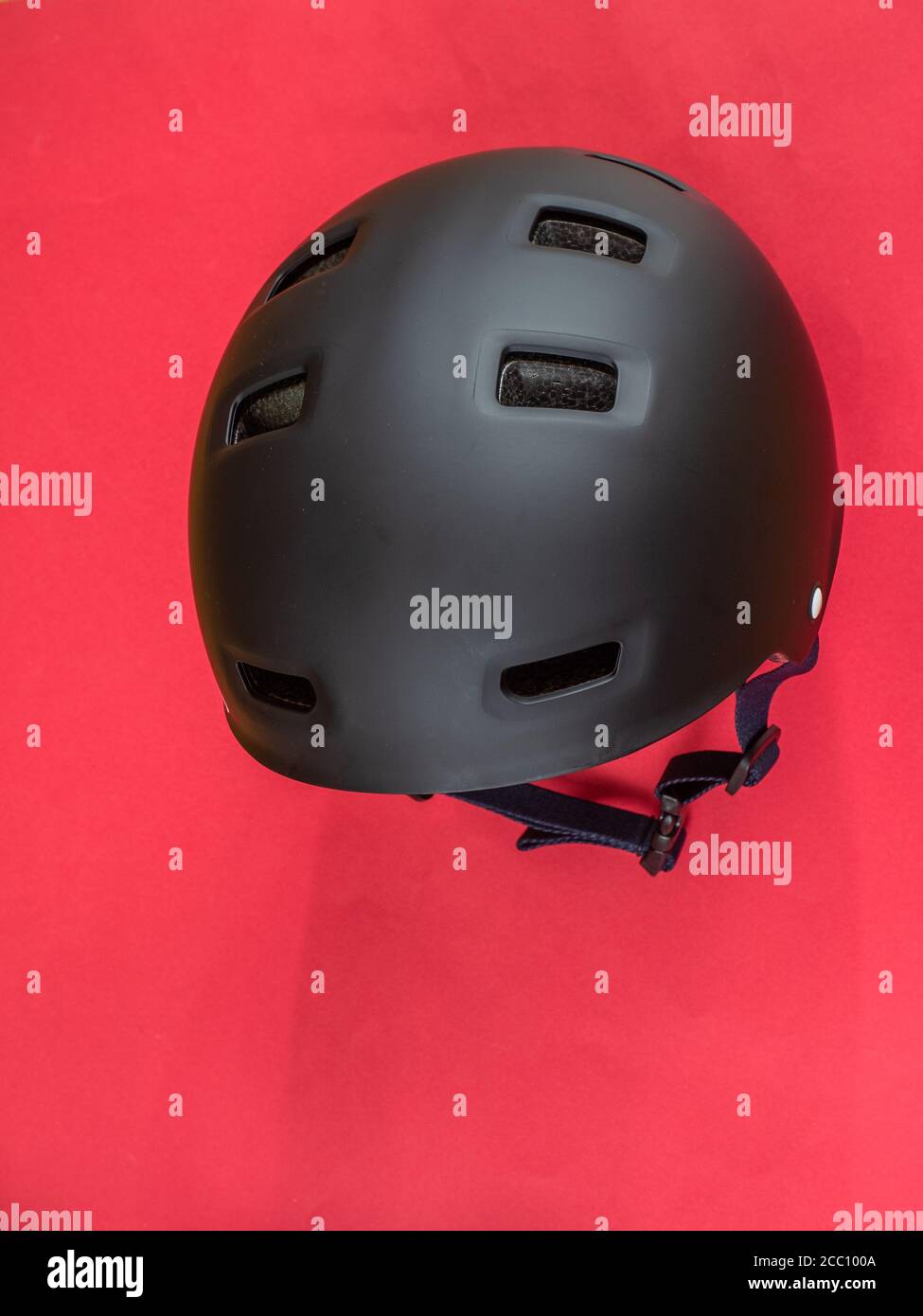 Red cycle helmet hi-res stock photography and images - Alamy