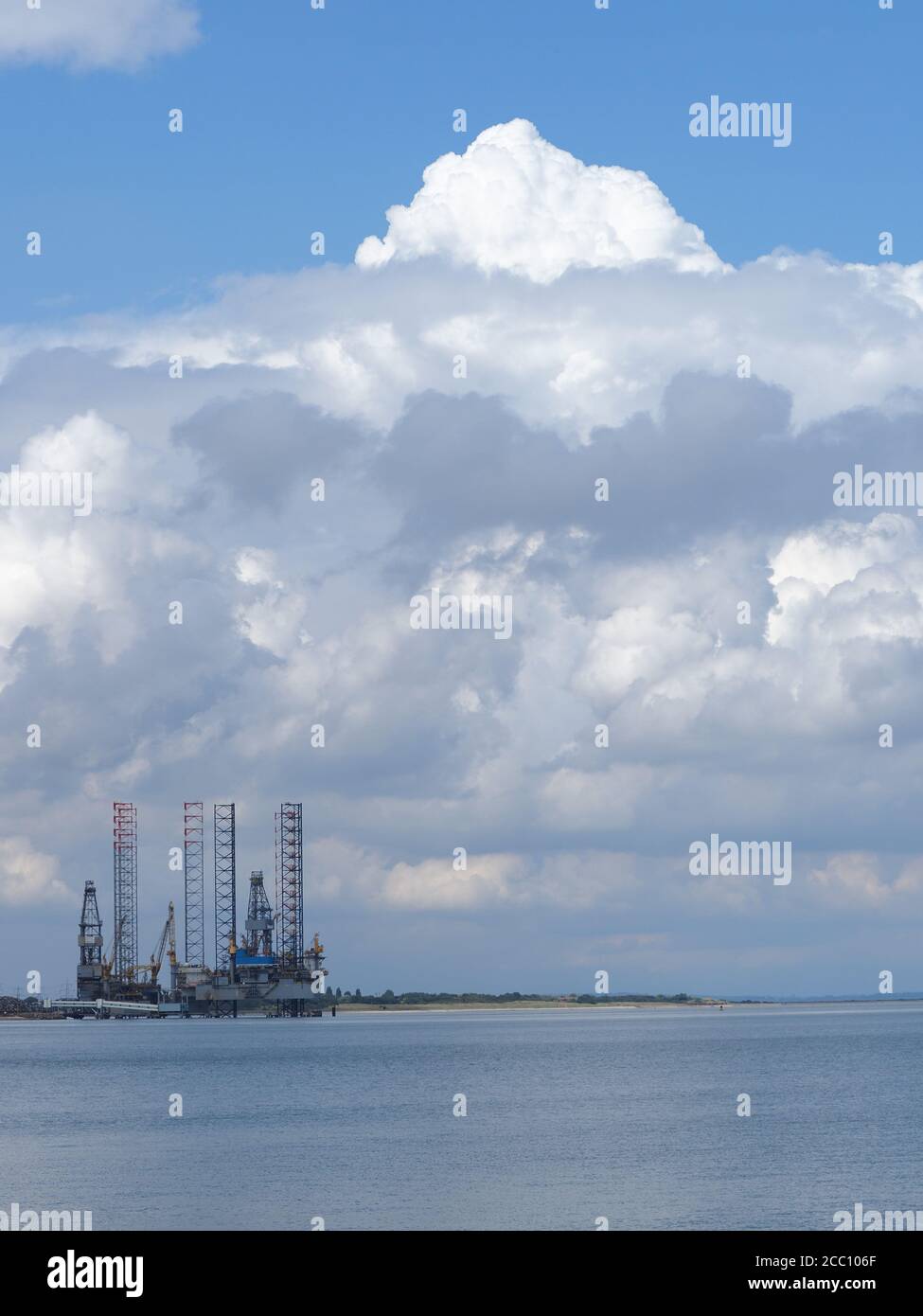 Oil drilling rigs hi-res stock photography and images - Alamy