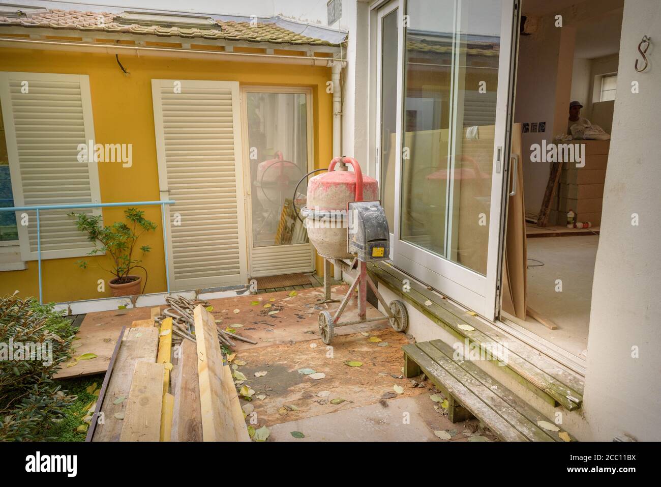 Extension and renovation of an old individual house in a french city ...