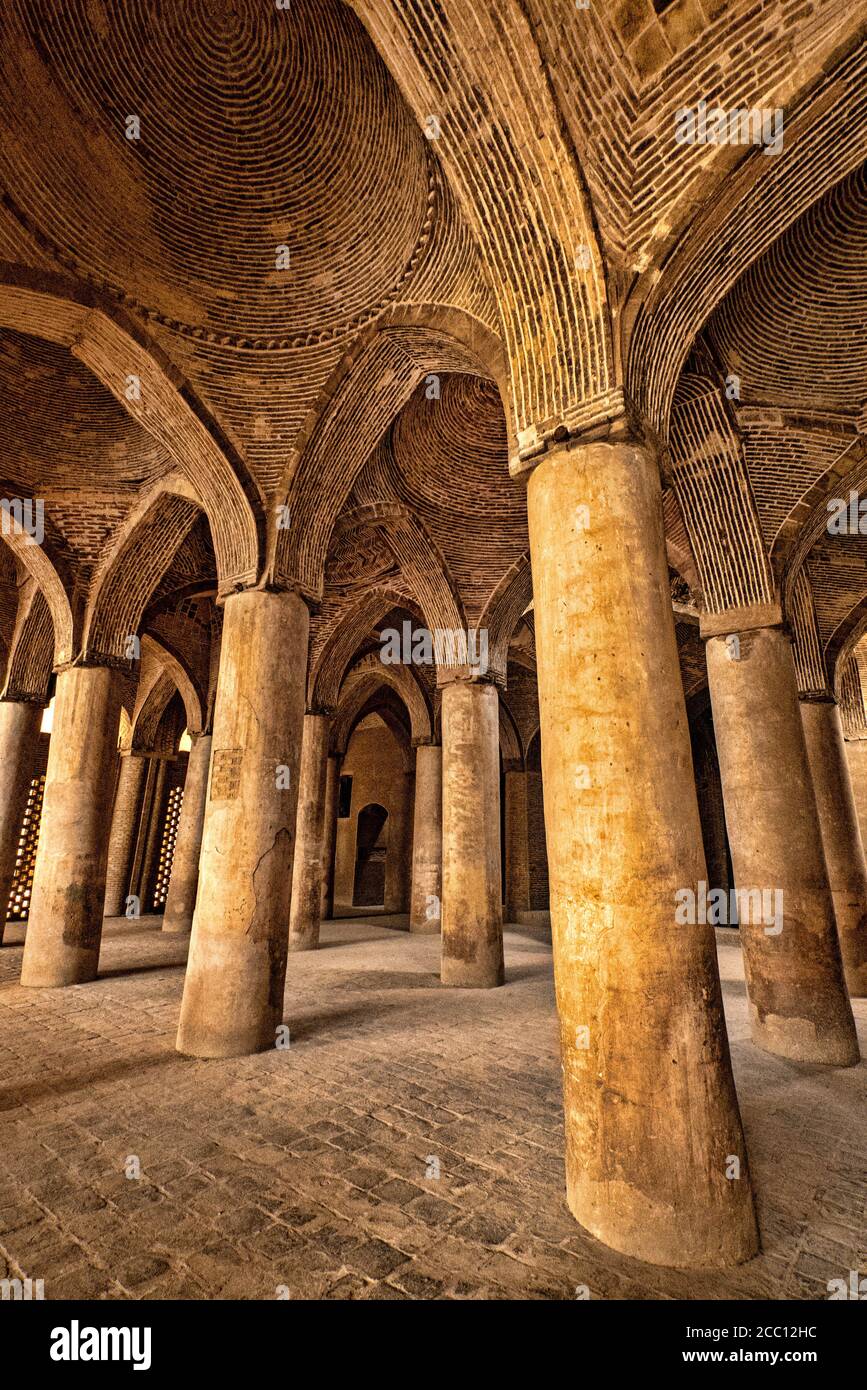Columns and vaults in the hypostyle area, Jameh Mosque, friday mosque ...
