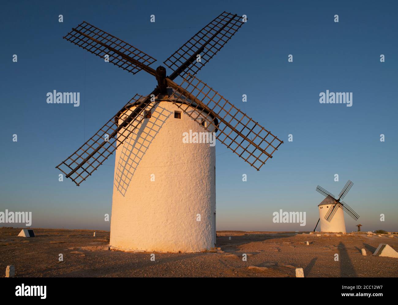 Dos Molinos de Viento con aspas en un día despejado en un campo ...
