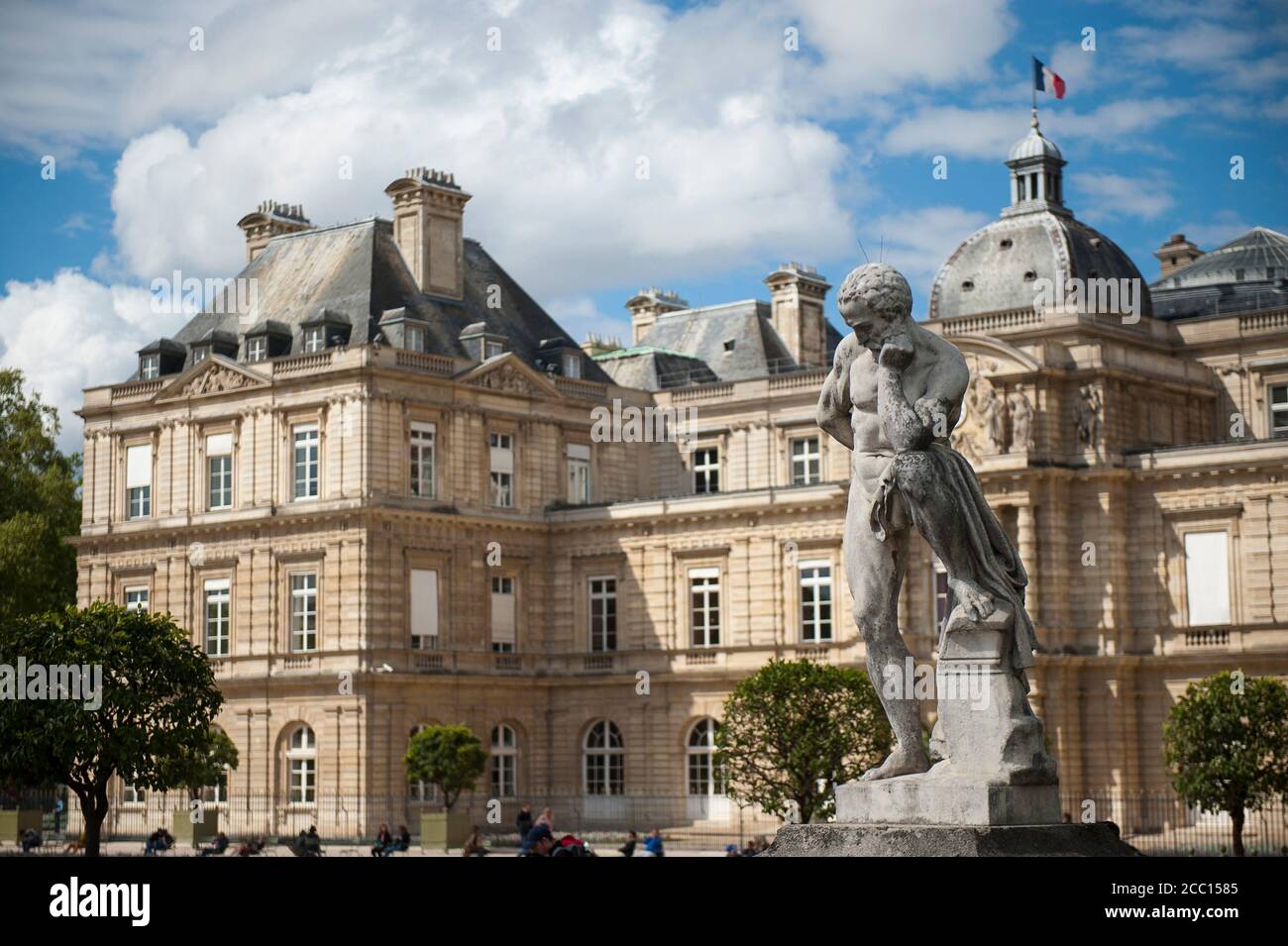 Statue looking down hi-res stock photography and images - Alamy