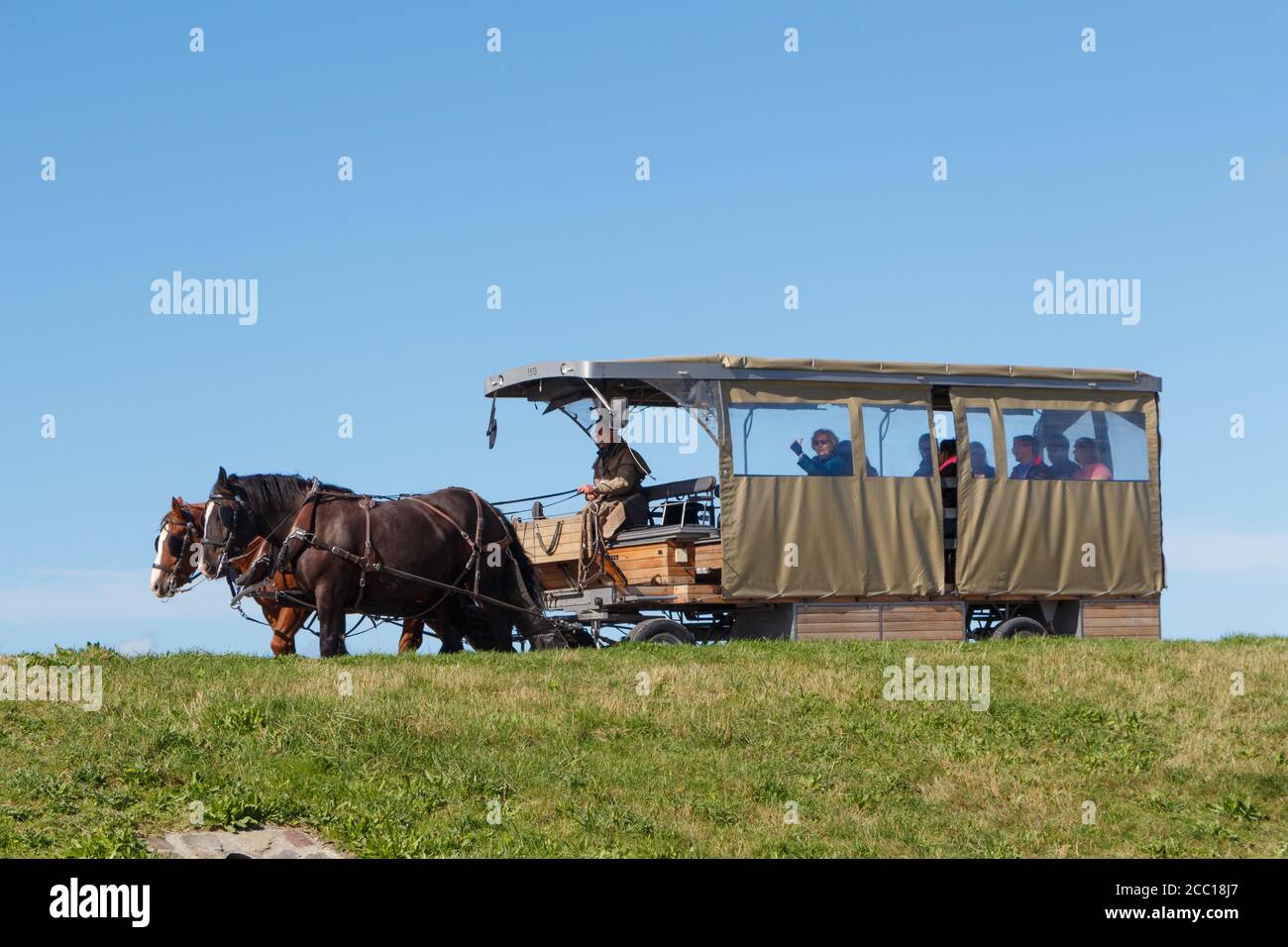 Horse drawn bus hi-res stock photography and images - Alamy