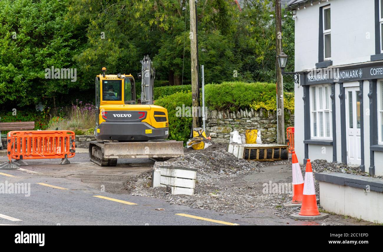 Workmen in road hi-res stock photography and images - Alamy
