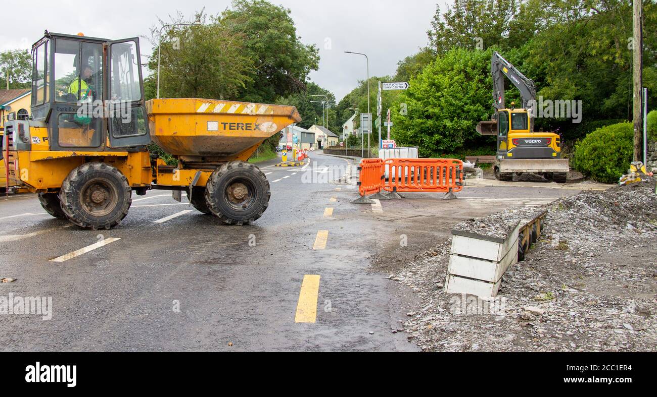 Workmen in road hi-res stock photography and images - Alamy