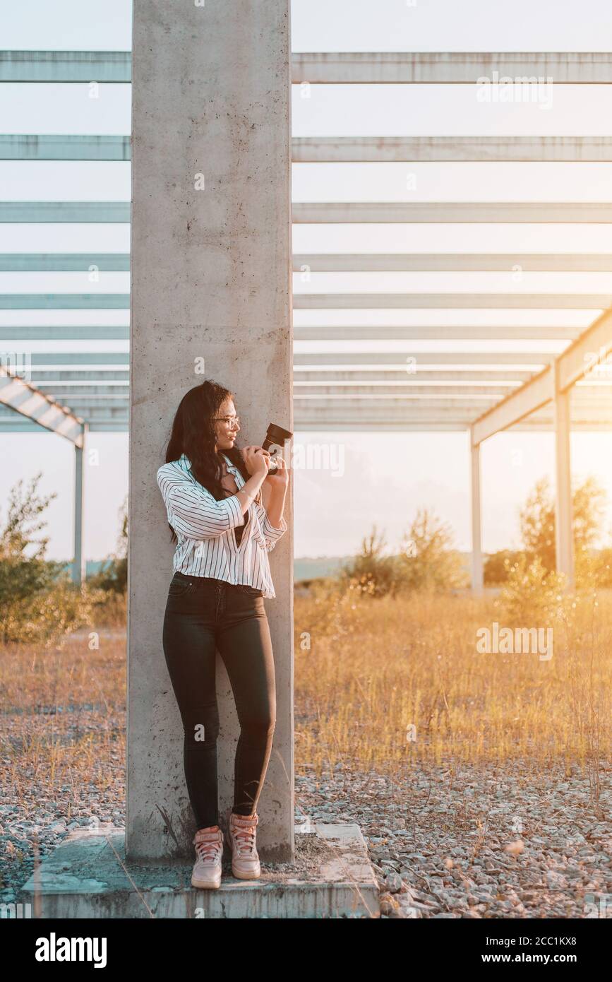 Female photographer outside hi-res stock photography and images - Alamy
