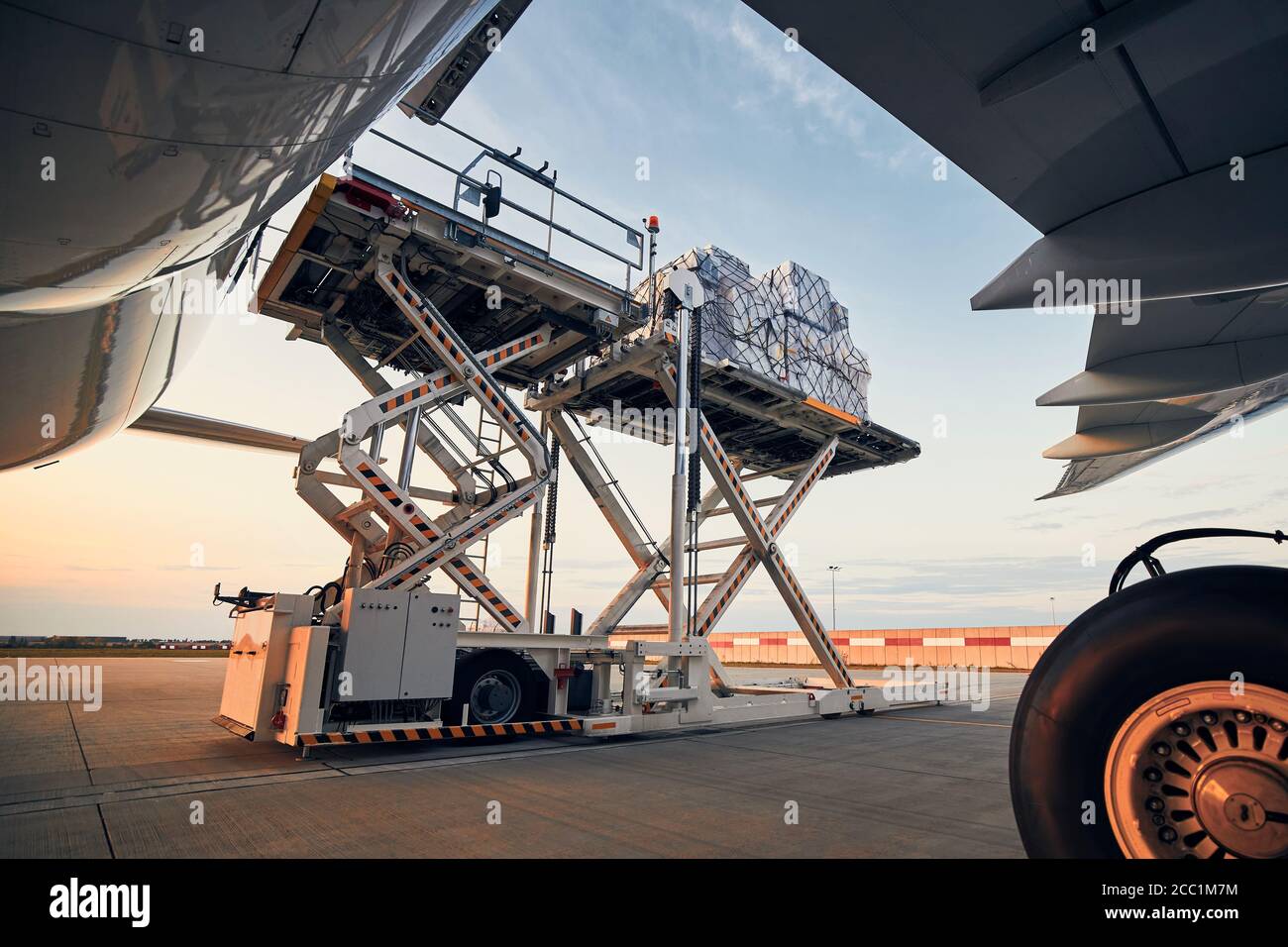 Air freight cargo loading hi-res stock photography and images - Alamy
