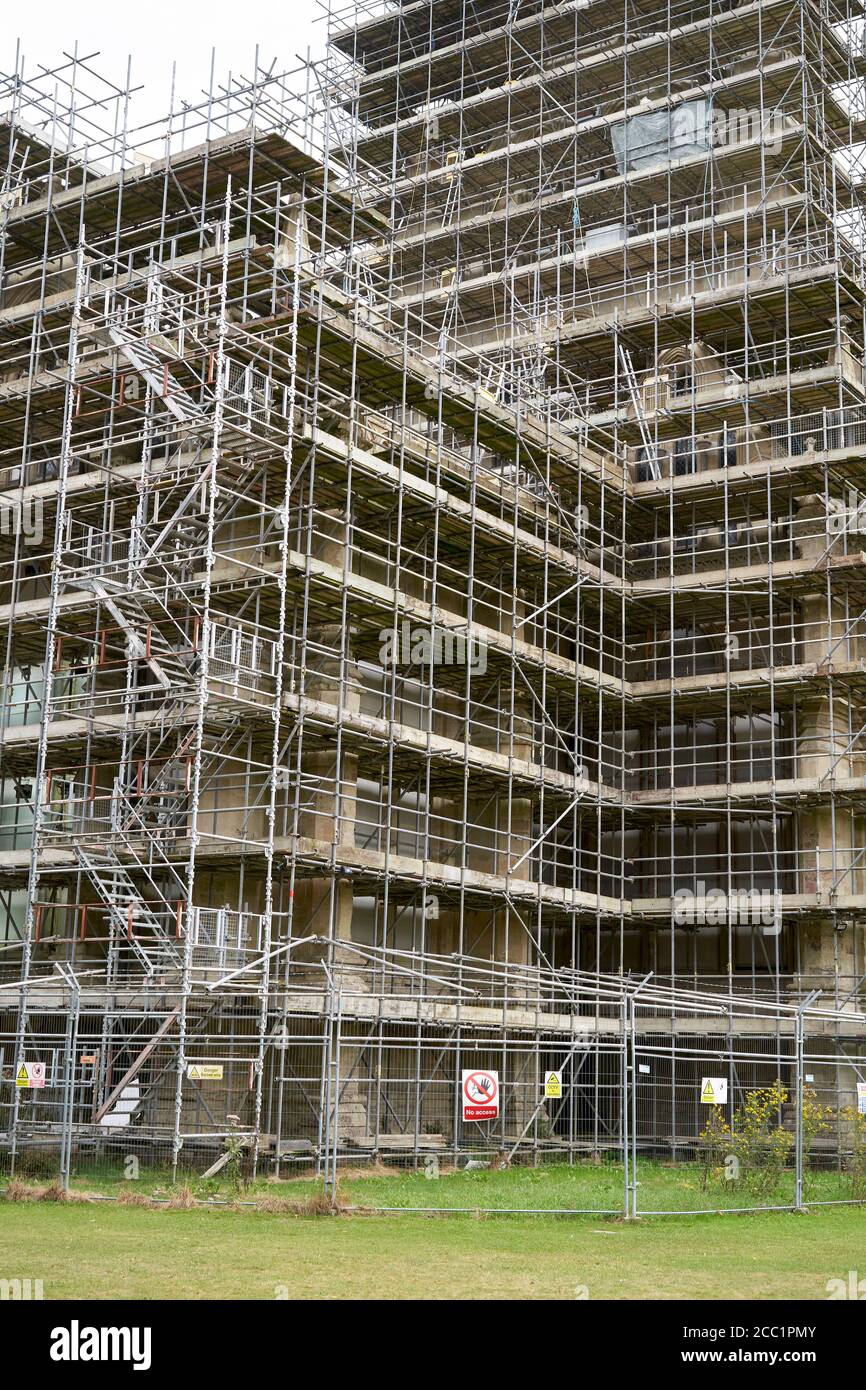 Scaffolding on tall building hi-res stock photography and images - Alamy