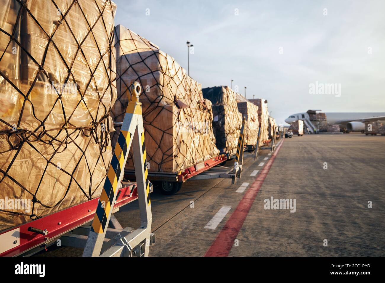 Air cargo loading hi-res stock photography and images - Alamy