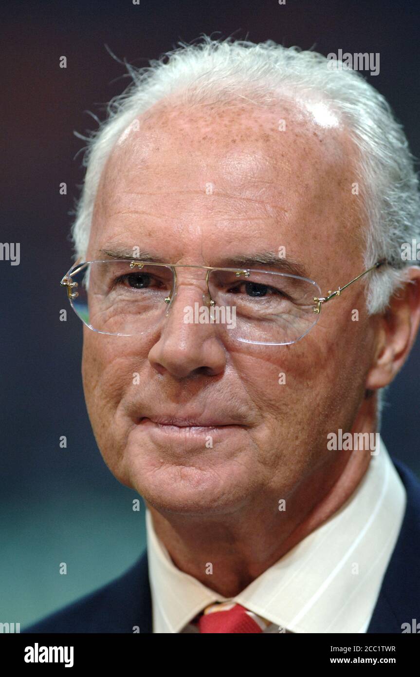 Franz beckenbauer bayern playing hi-res stock photography and images ...