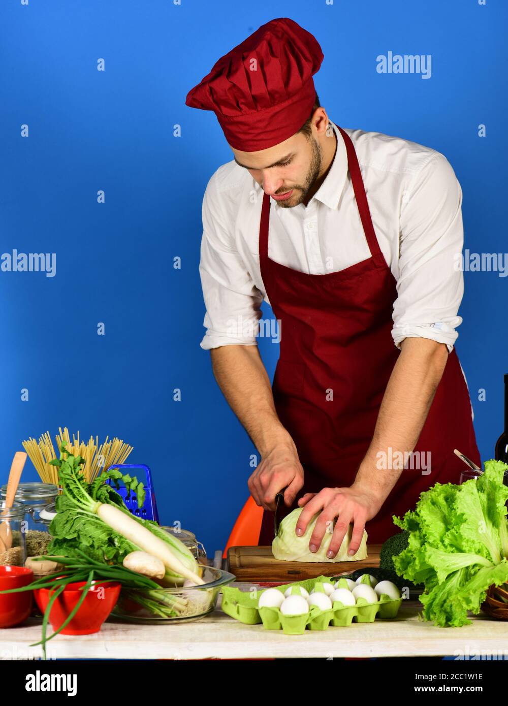 Chef chops vegetables salad hi-res stock photography and images - Alamy