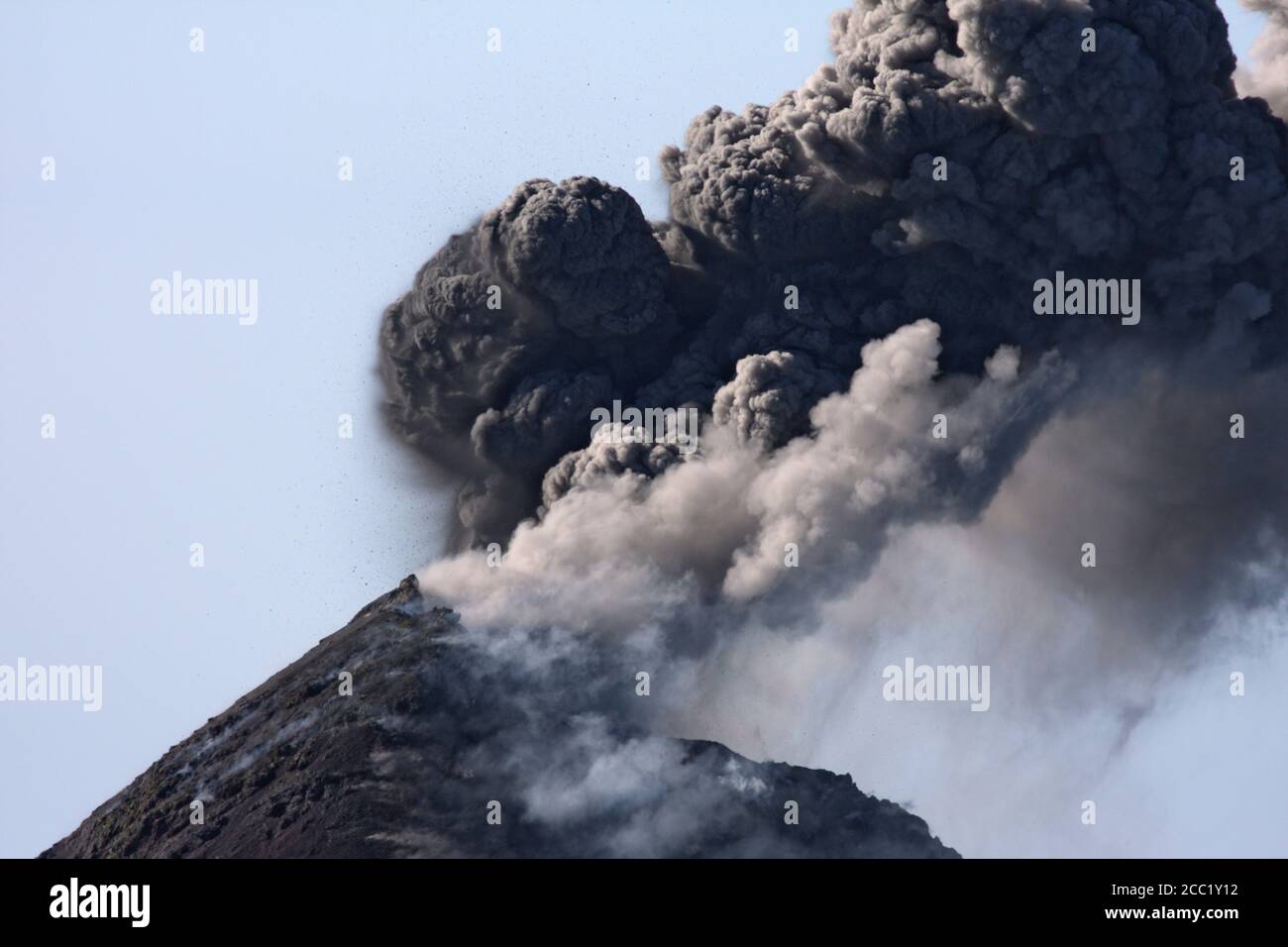 Volcano eruption ash hi-res stock photography and images - Alamy
