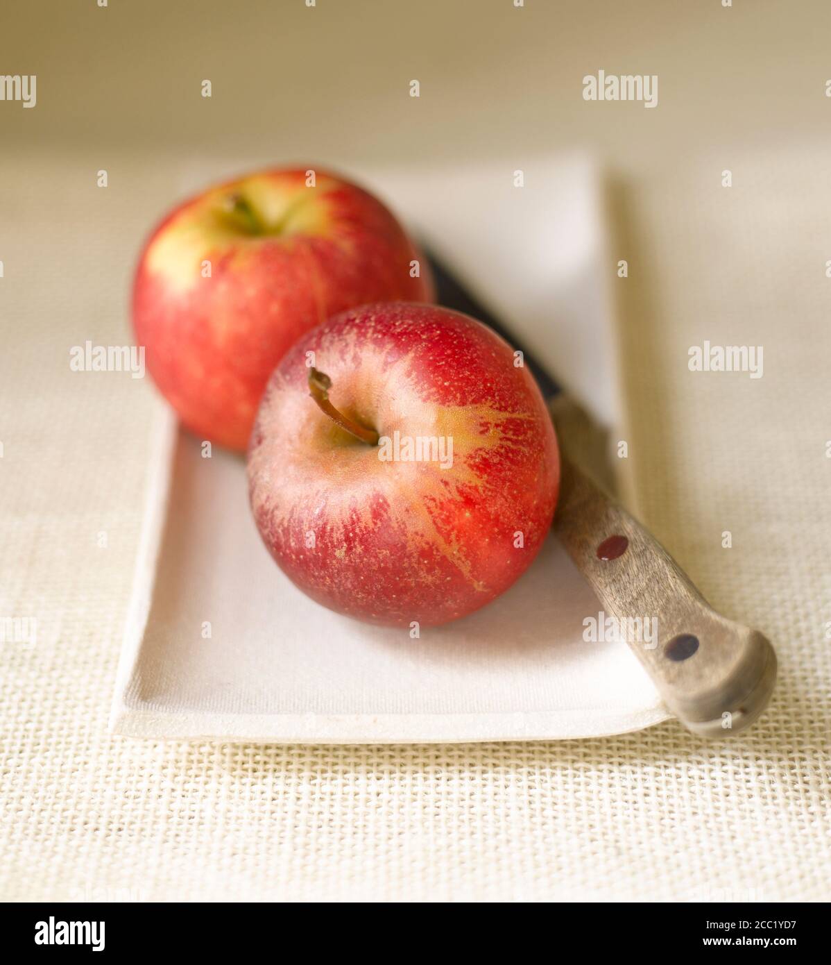 Apples and knife on platter hi-res stock photography and images - Alamy