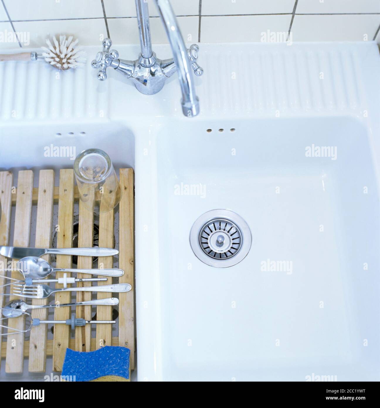 Metal kitchen sink hi-res stock photography and images - Alamy