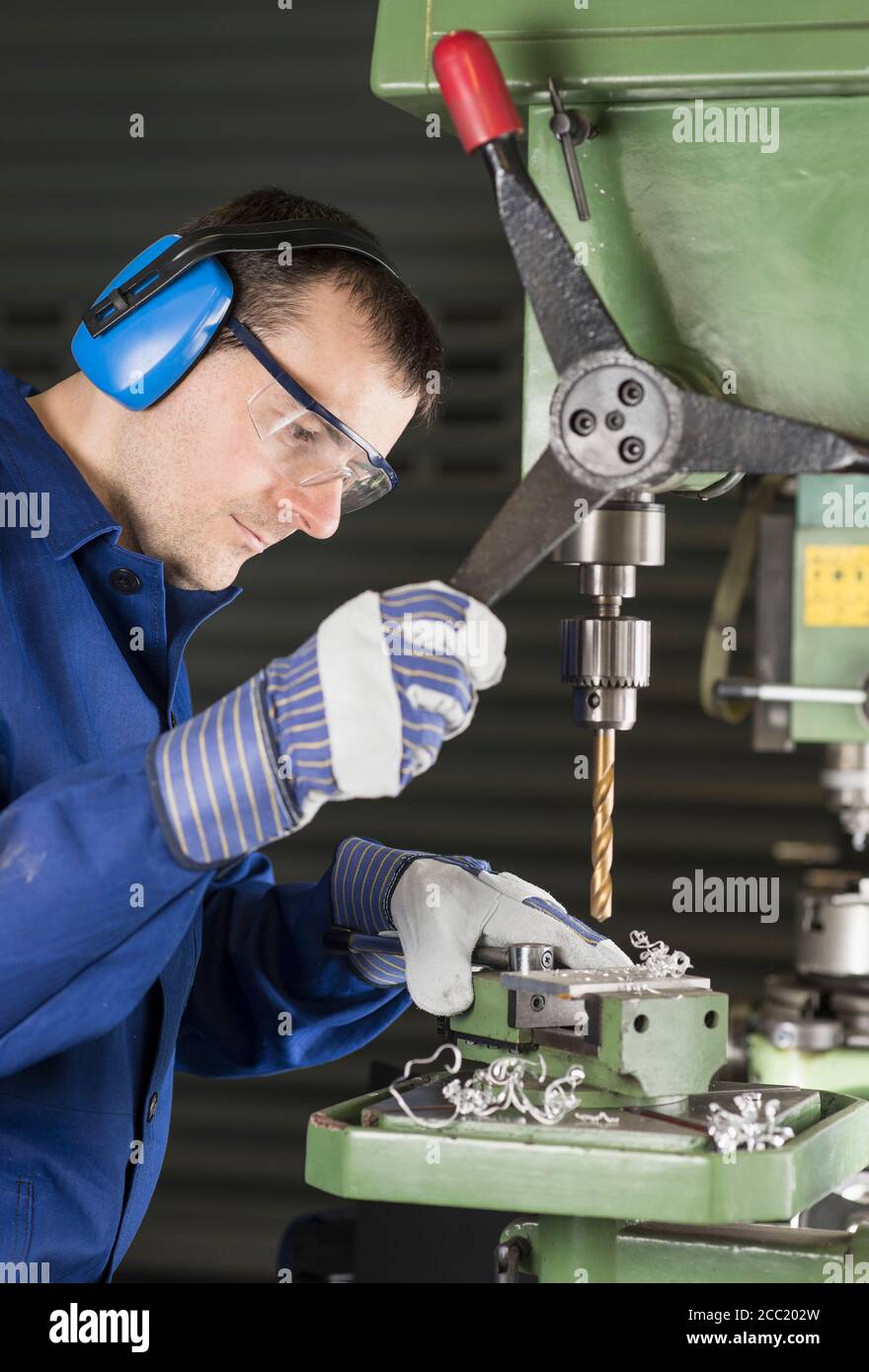 Man working on lathe hi-res stock photography and images - Alamy