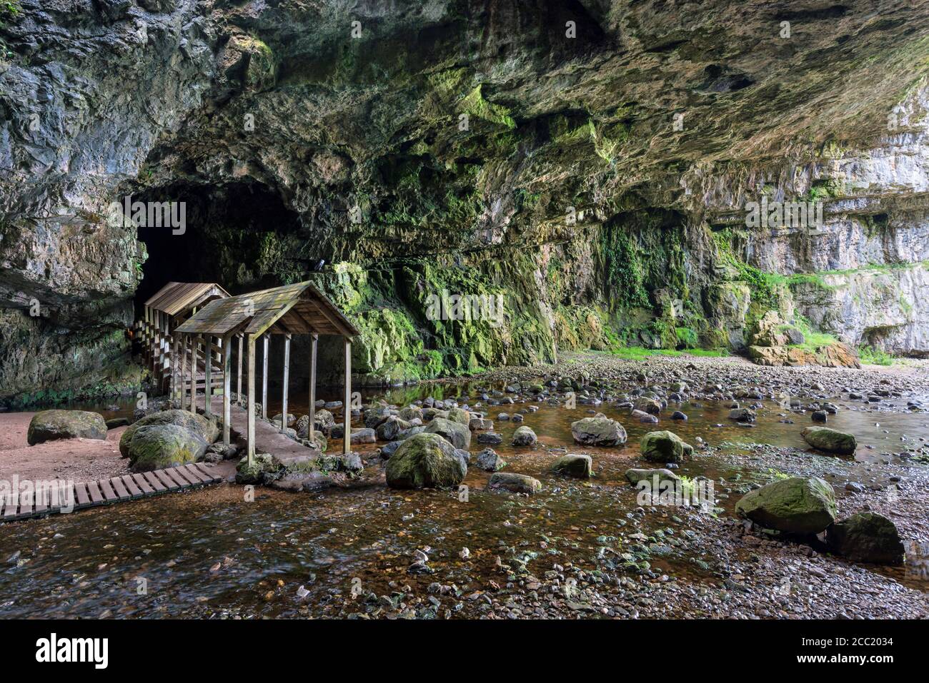Moss covered bridge hi-res stock photography and images - Alamy