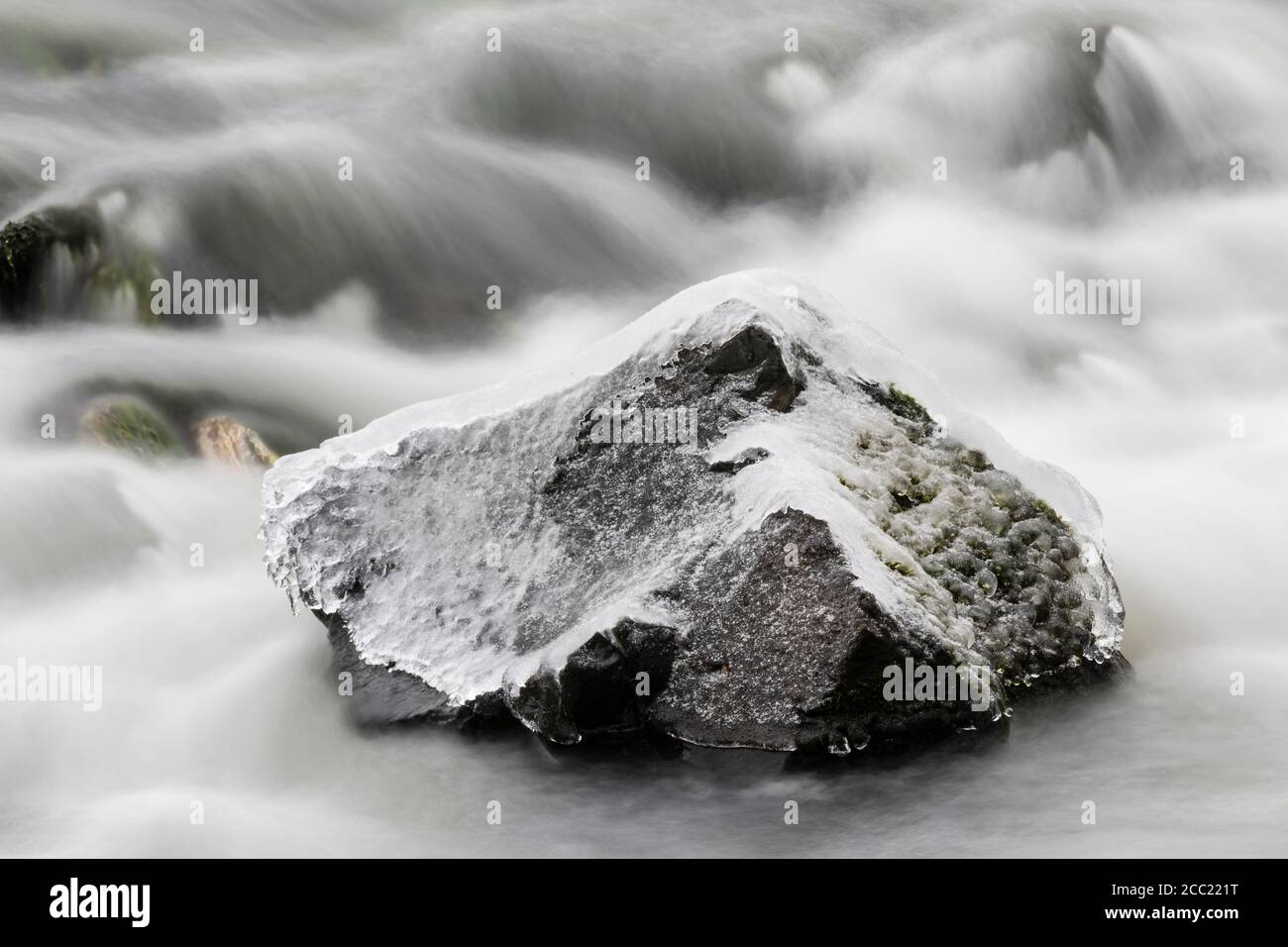 Rock by river hi-res stock photography and images - Alamy