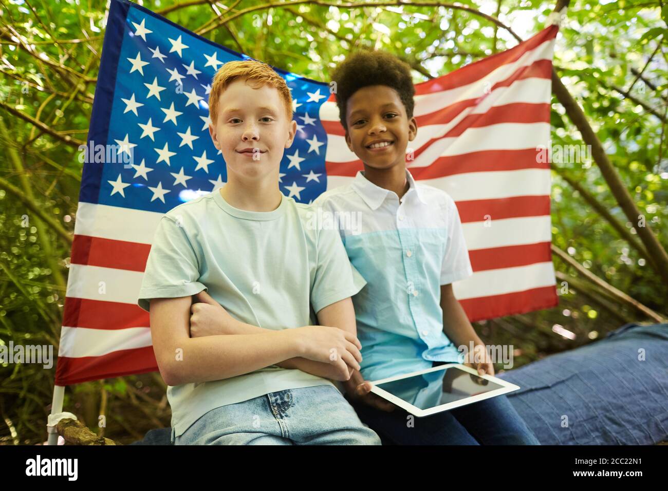 Kids playing under tree hi-res stock photography and images - Alamy