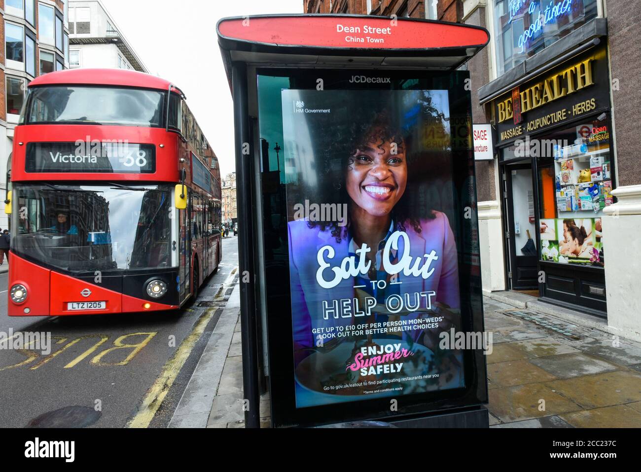 Eating at bus stop hi-res stock photography and images - Alamy
