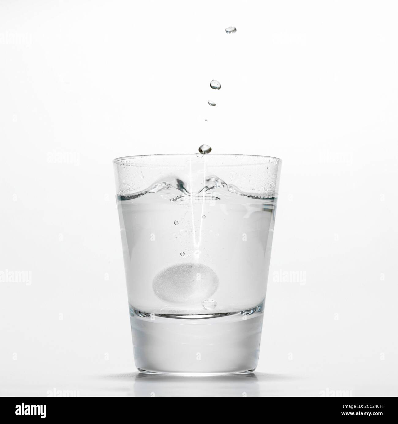 Glas of water with fizzy tablet Stock Photo - Alamy