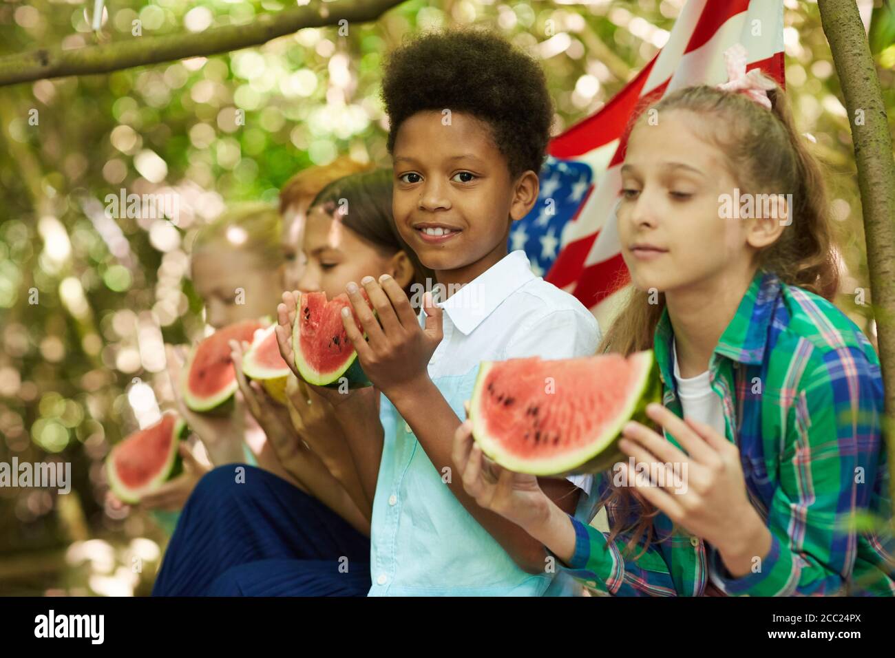 Kids eating watermelon hi-res stock photography and images - Alamy