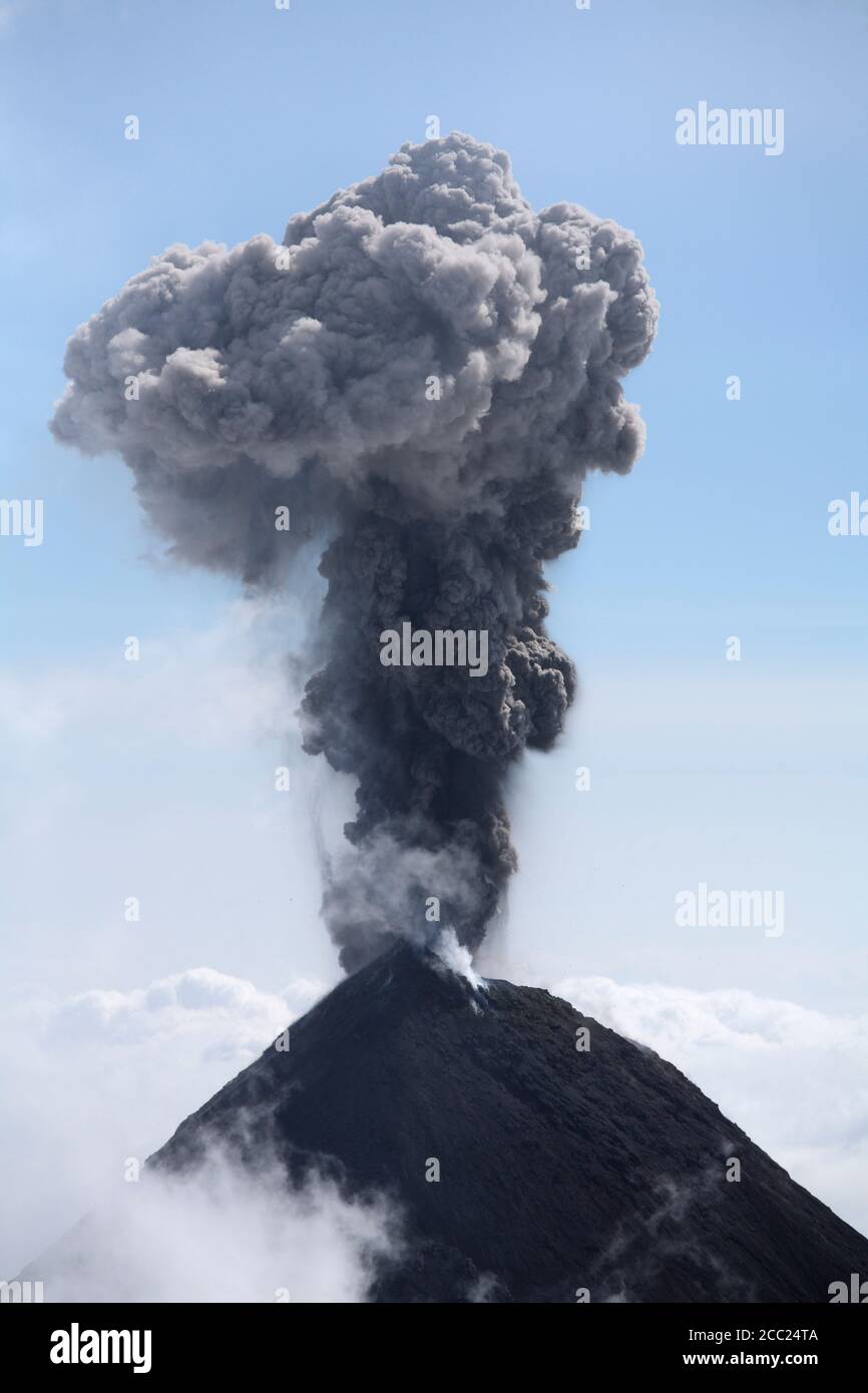 Volcano eruption ash hi-res stock photography and images - Alamy