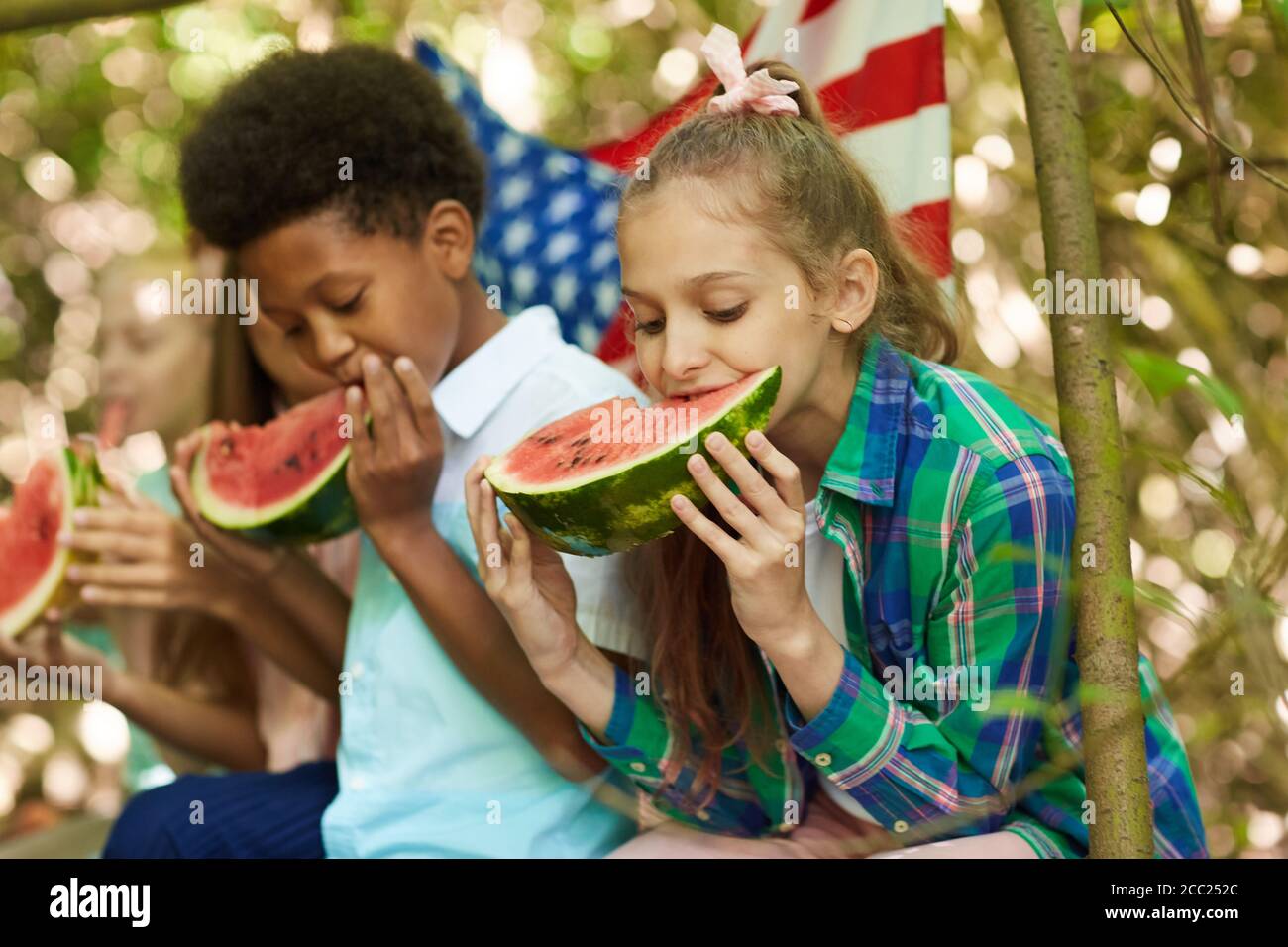 Kids eating watermelon hi-res stock photography and images - Alamy