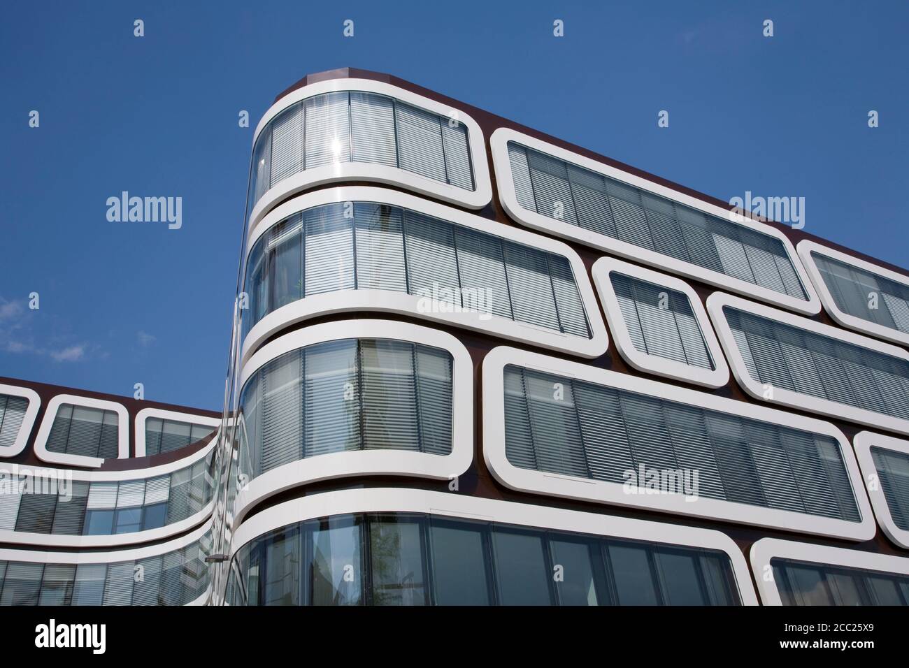 Office building glass front hi-res stock photography and images - Alamy