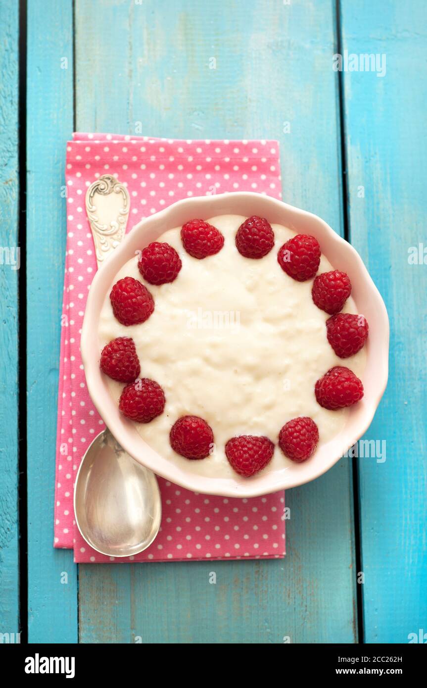 Rice pudding in bowl, close up Stock Photo - Alamy